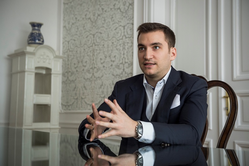 Fontosnak tartom, hogy az egyén az önmegvalósítást egy közösségen belül ...